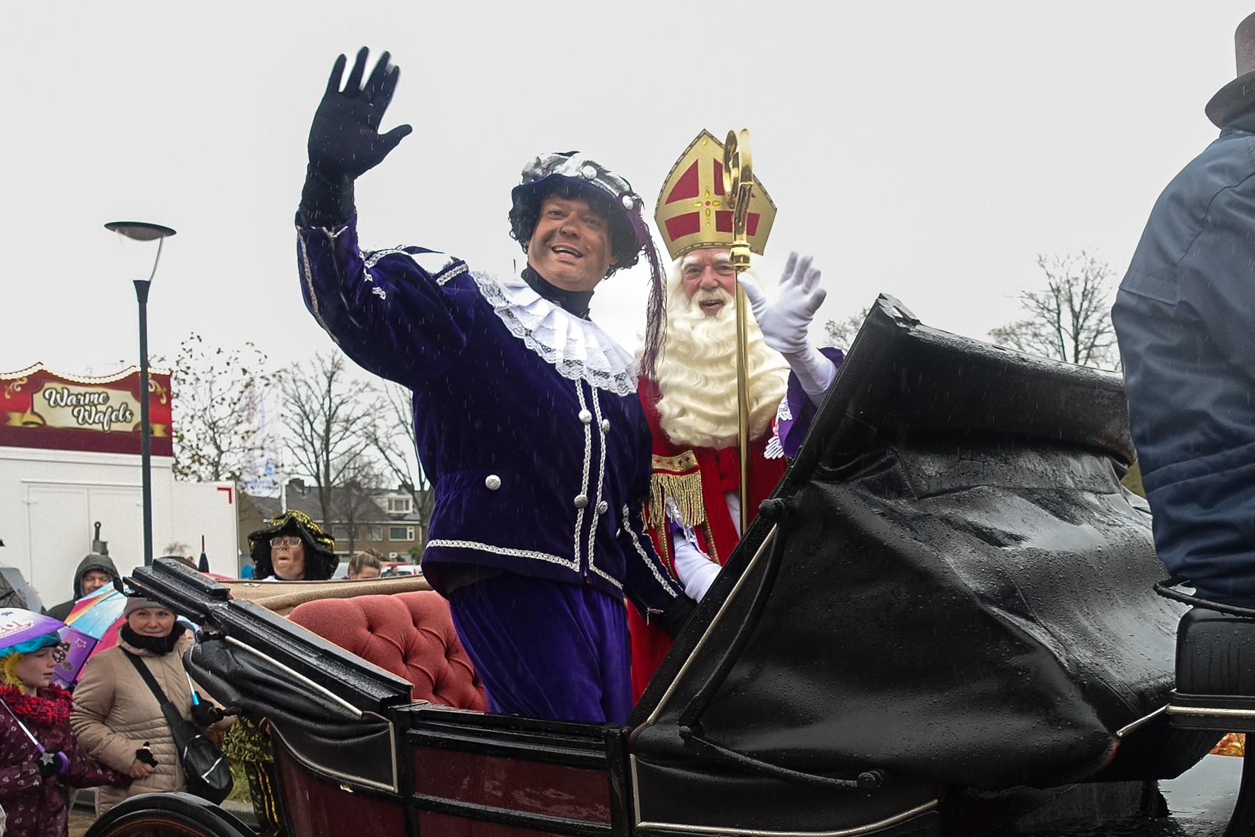 Sint En Zijn Pieten Trotseren De Hevige Regen De Castricummer