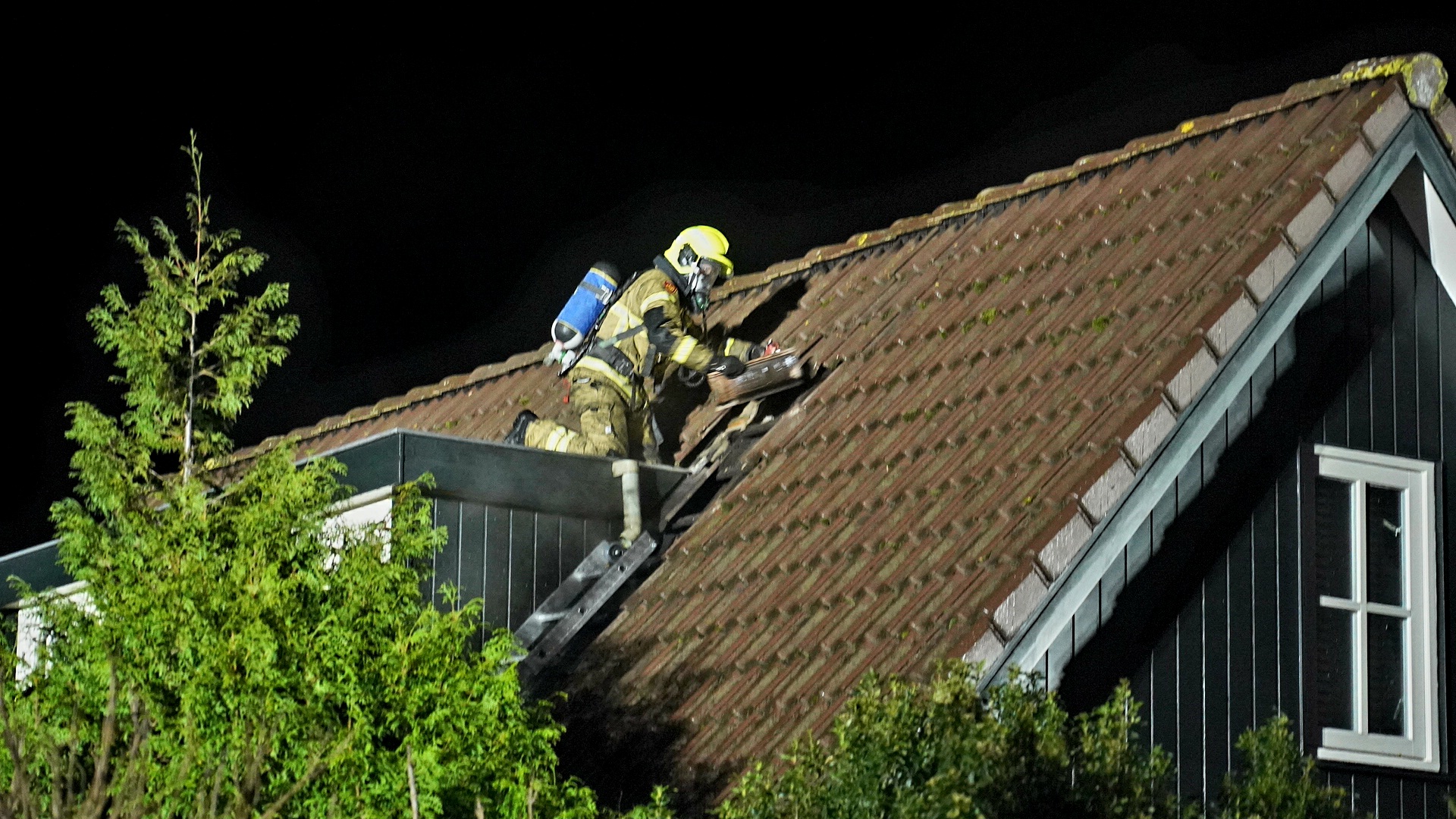 Dak van woning aan Hogeweg vat vlam - De Castricummer Dak van woning aan Hogeweg vat vlam - De Castricummer